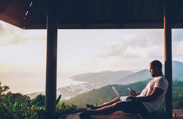 11 Ways to Make Money while Travelling in 2023