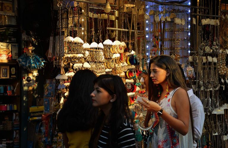 10 Amazing Places for Street Shopping in Mumbai with Location