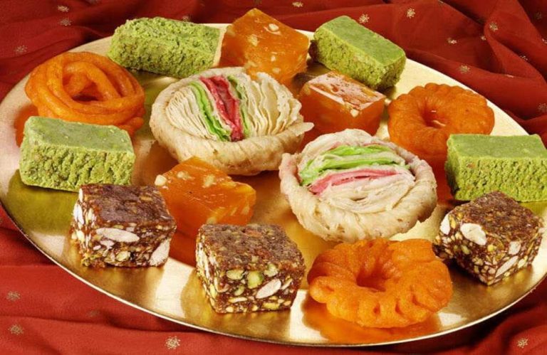 10 Popular Khau Gallis in Mumbai for Street Food Lovers